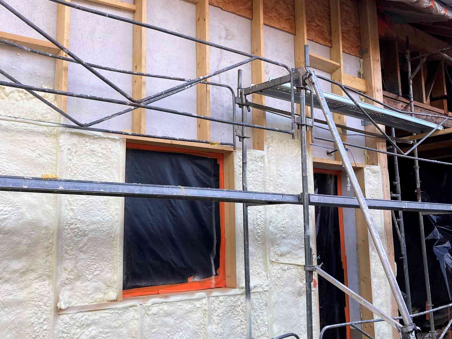 Isolation par l’extérieur et par mousse de polyuréthane projetée